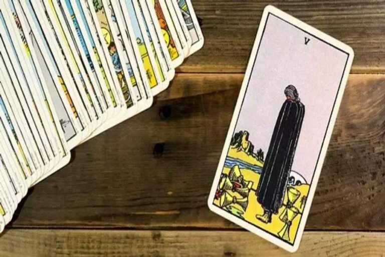 Descubra o significado do Cinco de Copas no Tarot